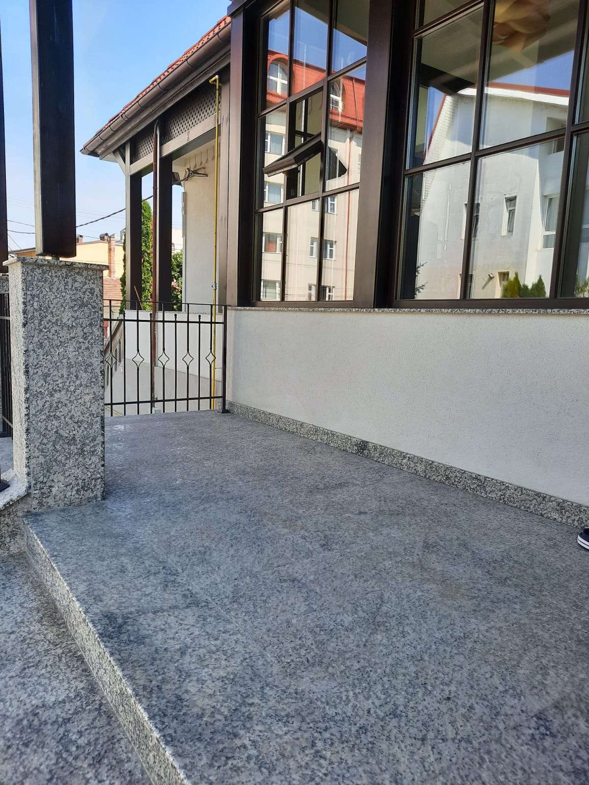 Granit in Buturugeni - Placaje, Trepte Scară, Pervaze - Montaj