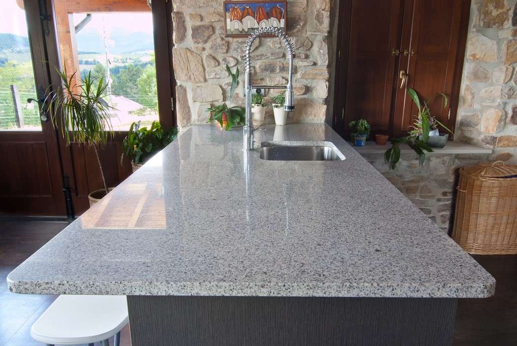 Granit alb lucios placaj interior,exterior,blat insula bucatarie,trepte ...