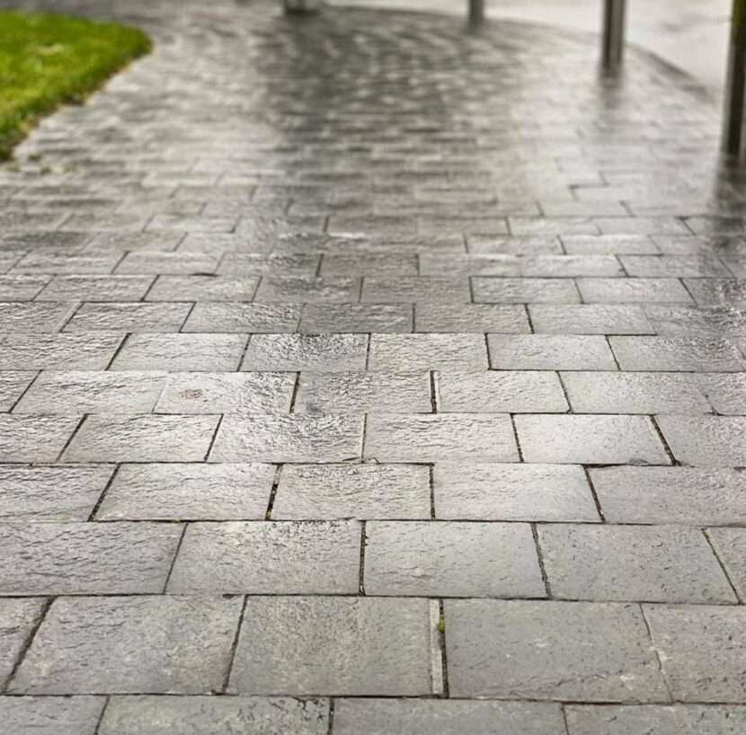 Andezit Pavaj - Piatra Cubica, Dale De Exterior - Preț Bun